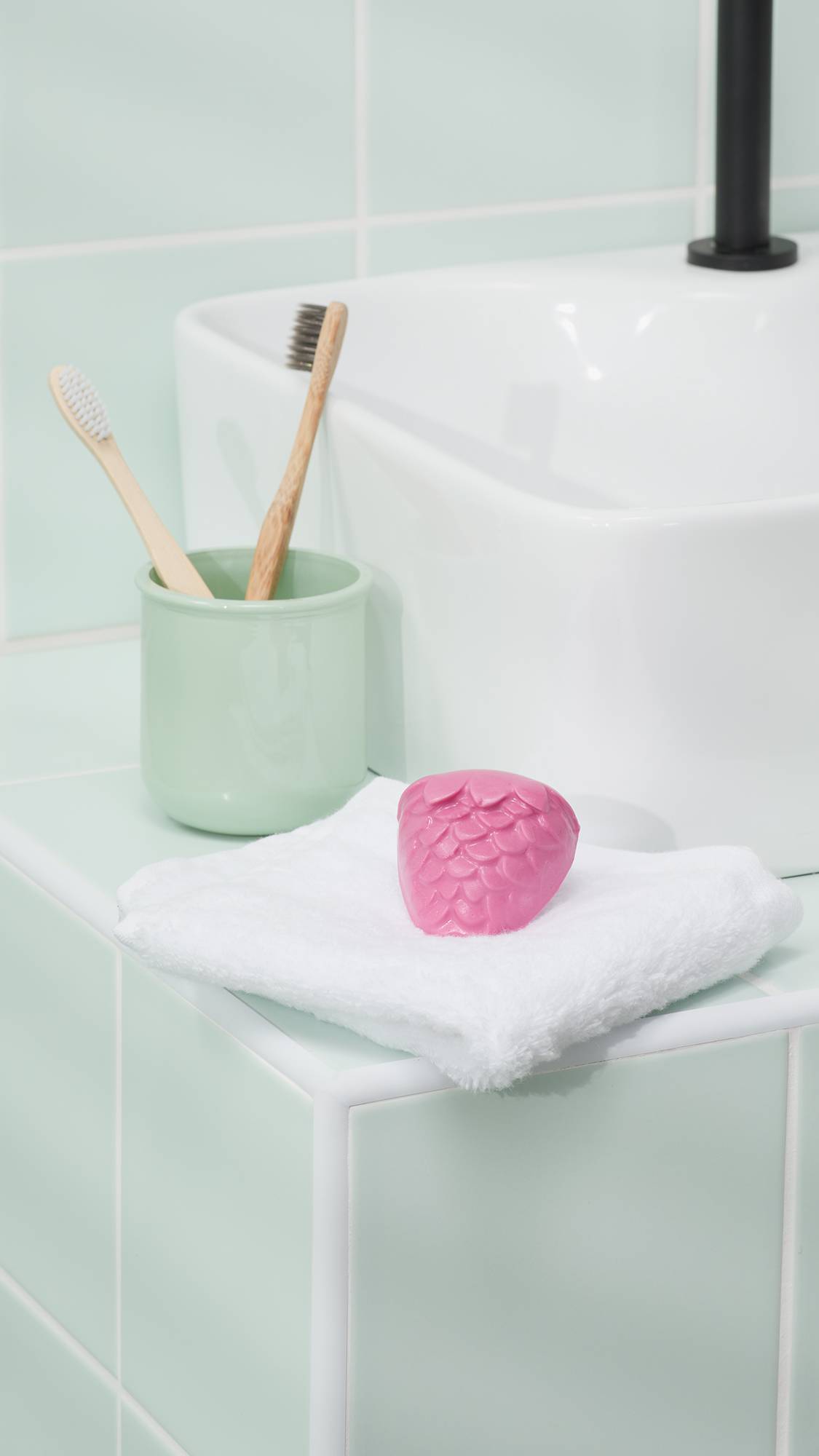 Strawberry Picking Facial Gummy Wash | LUSH